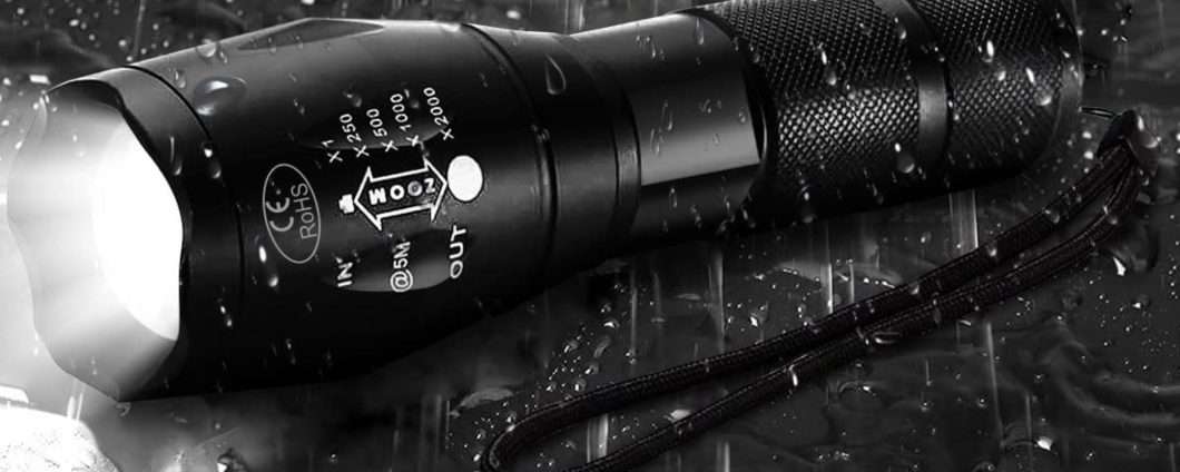 Torcia 2000 lumen con accessori a 16€ su Amazon: prezzo ABBAGLIANTE