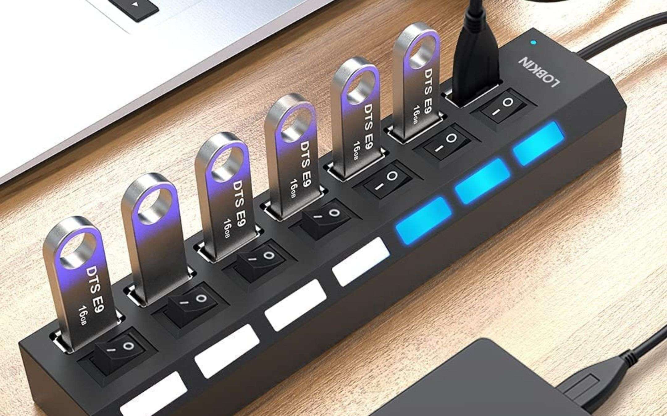 Solo 9€ per l'hub USB 7 in 1 con interruttori indipendenti: una GENIALATA