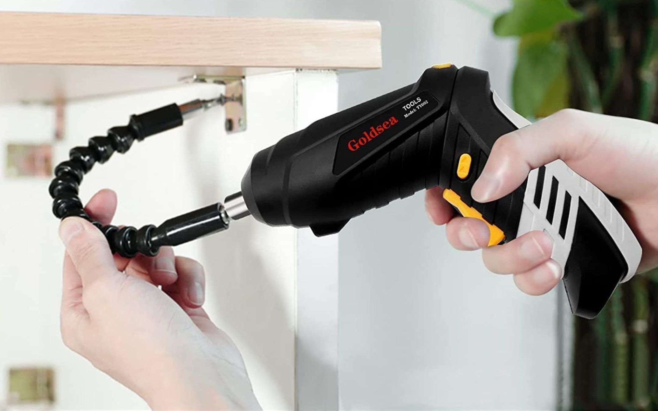 Avvitatore elettrico con con 11 accessori a 19€: sconto Amazon SHOCK a ...