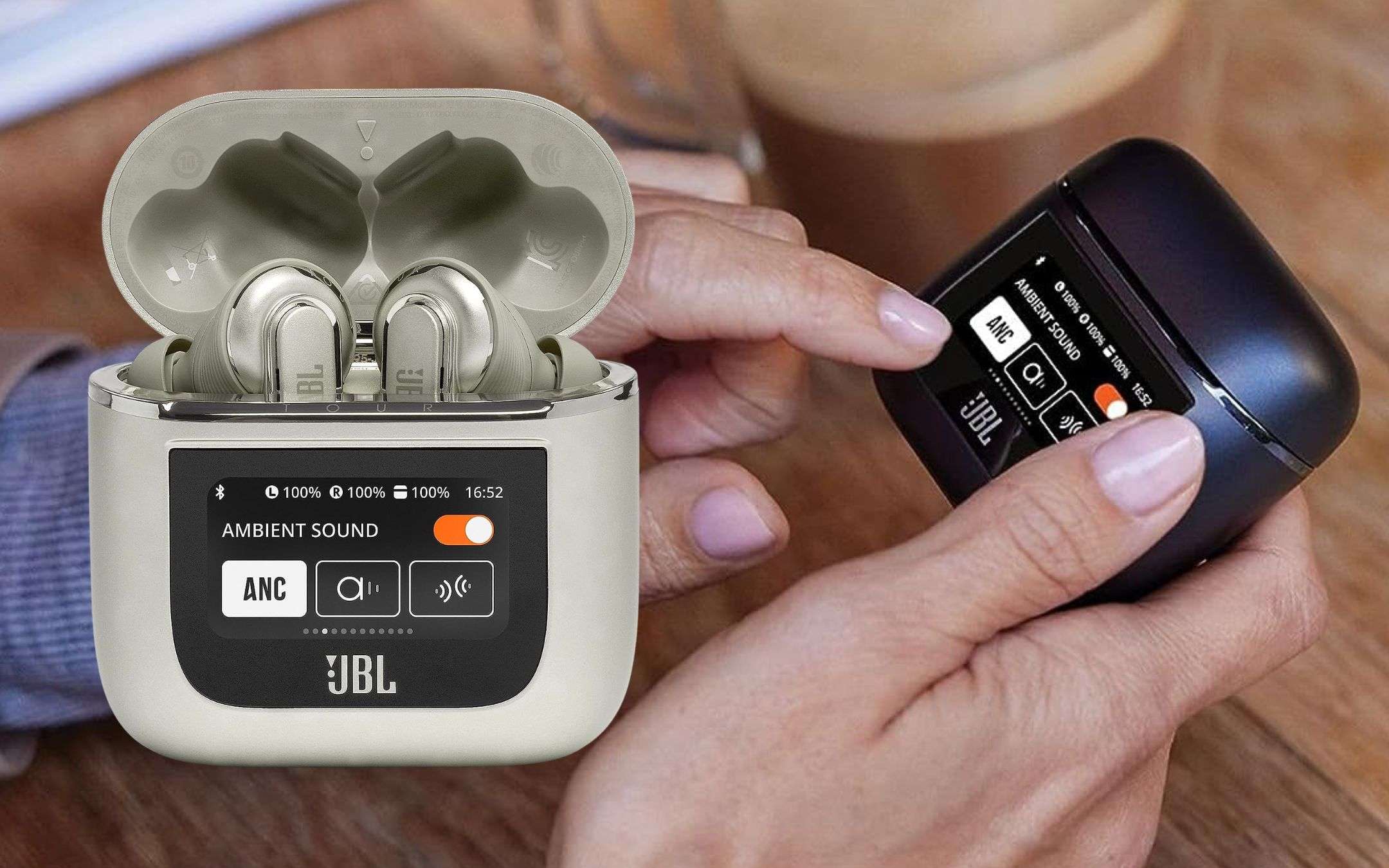 JBL Tour Pro 2: auricolari UNICI con display a prezzo BOMBA su Amazon