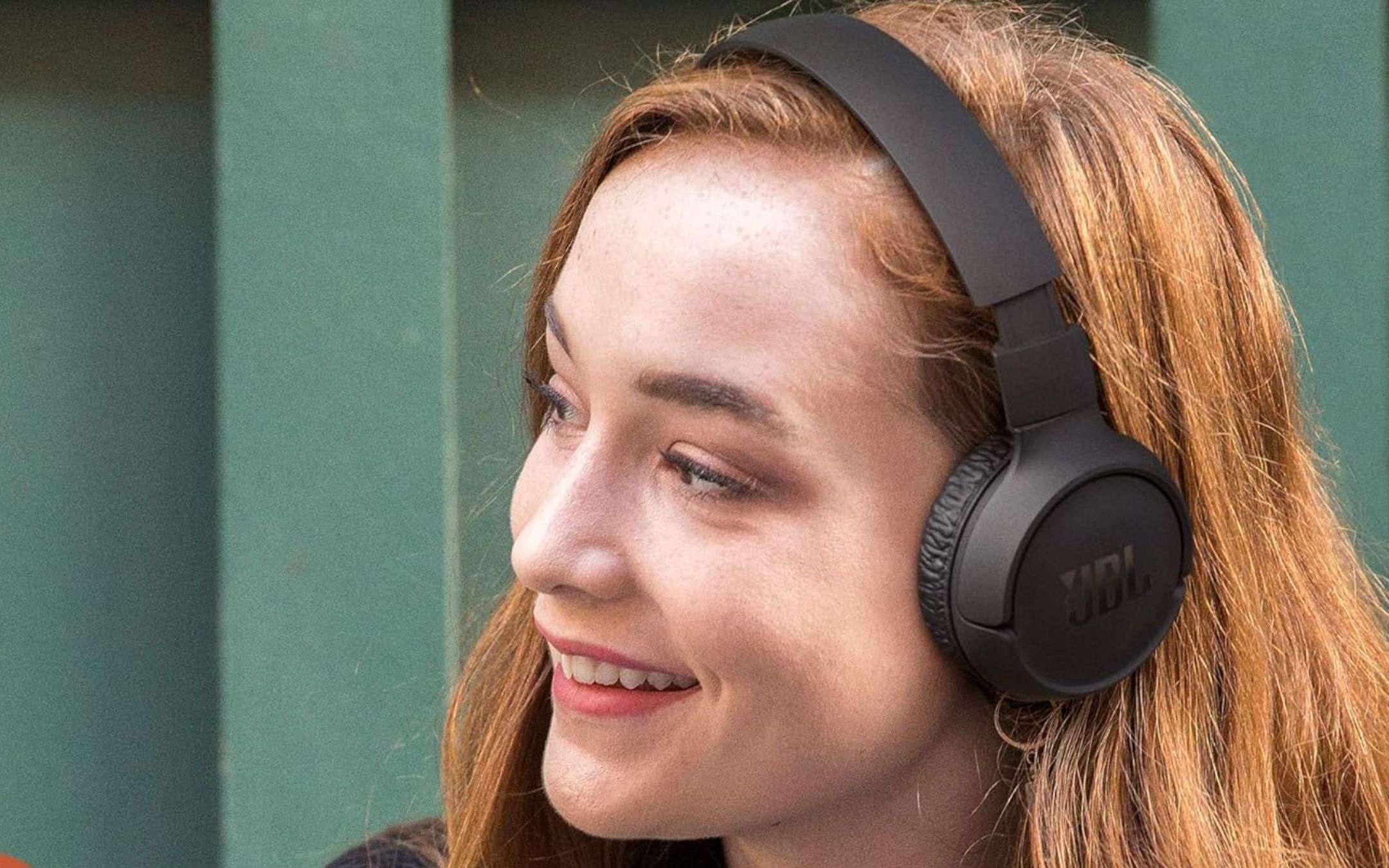 Cuffie over-ear JBL, mega sconto del 42% su Amazon: bassi potenti ...