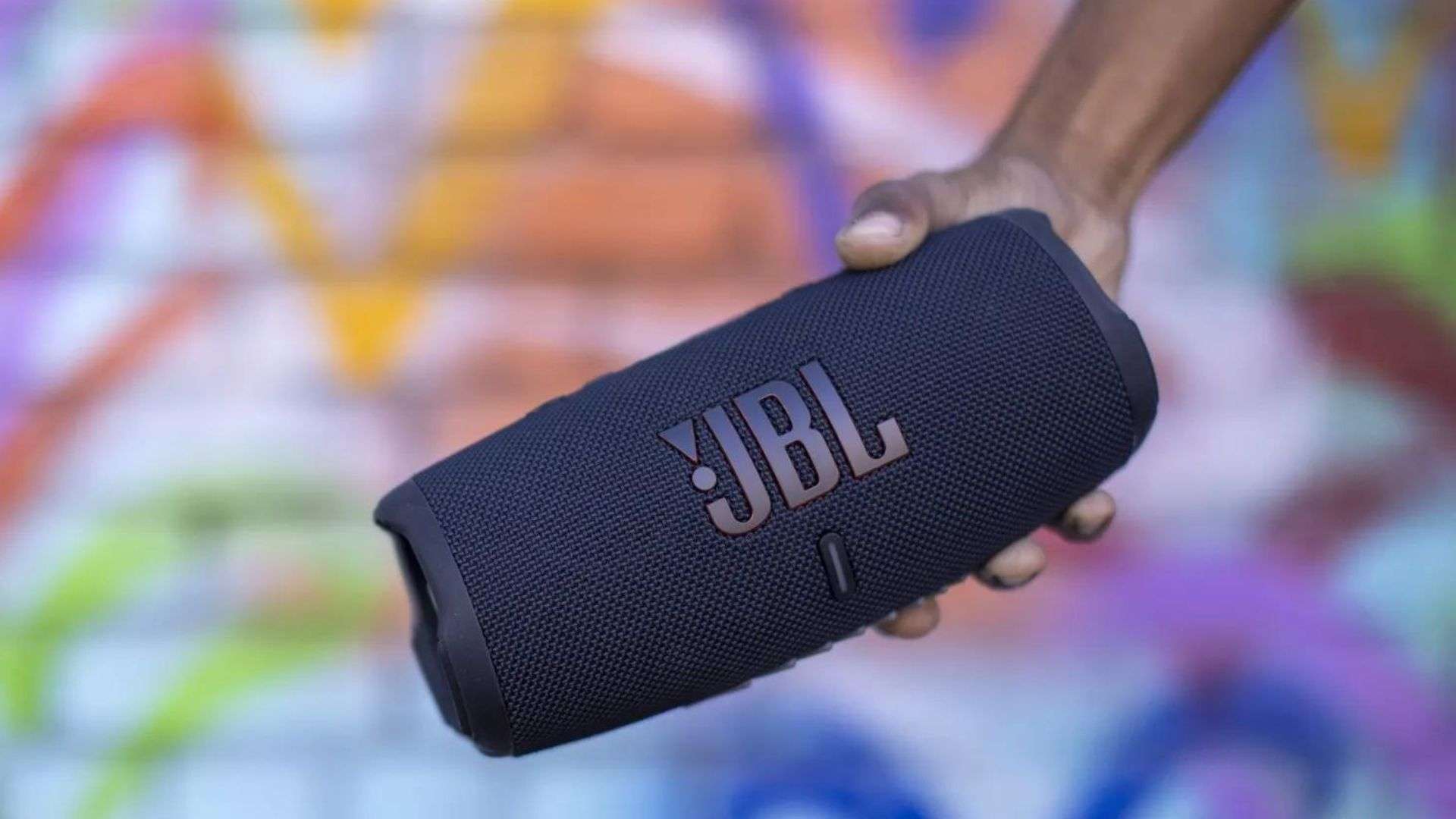 Bassi potenti e tanta autonomia: il JBL Charge 5 è in offerta con il 37 ...