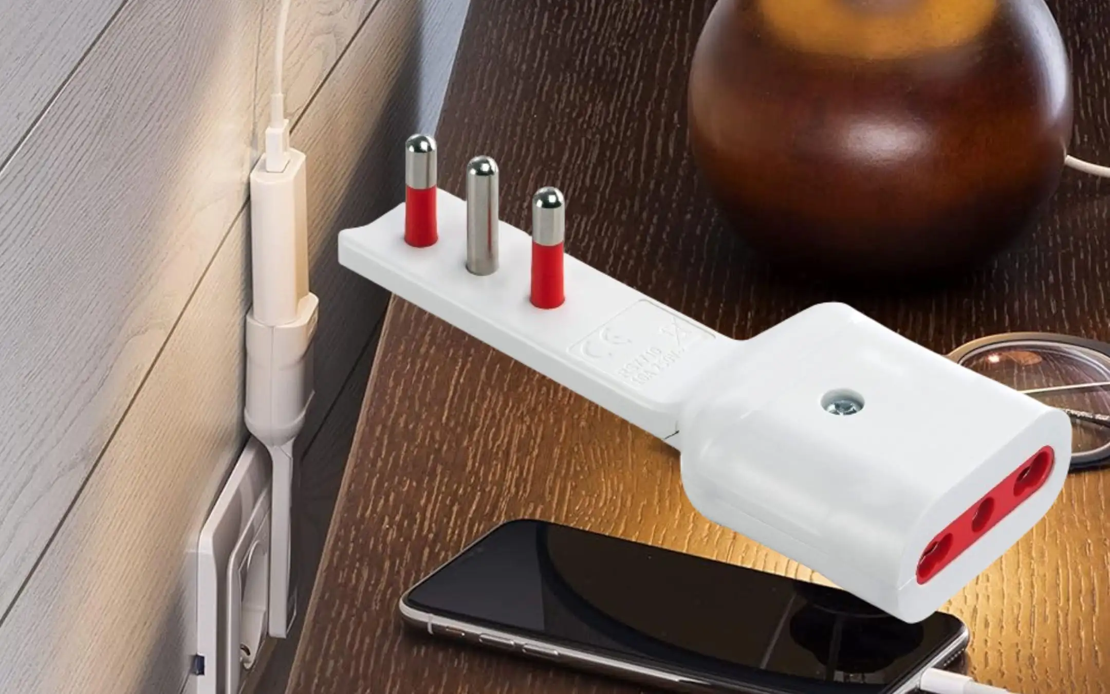Prese elettriche dietro i mobili: torna a usarle con questa GENIALATA a 6€