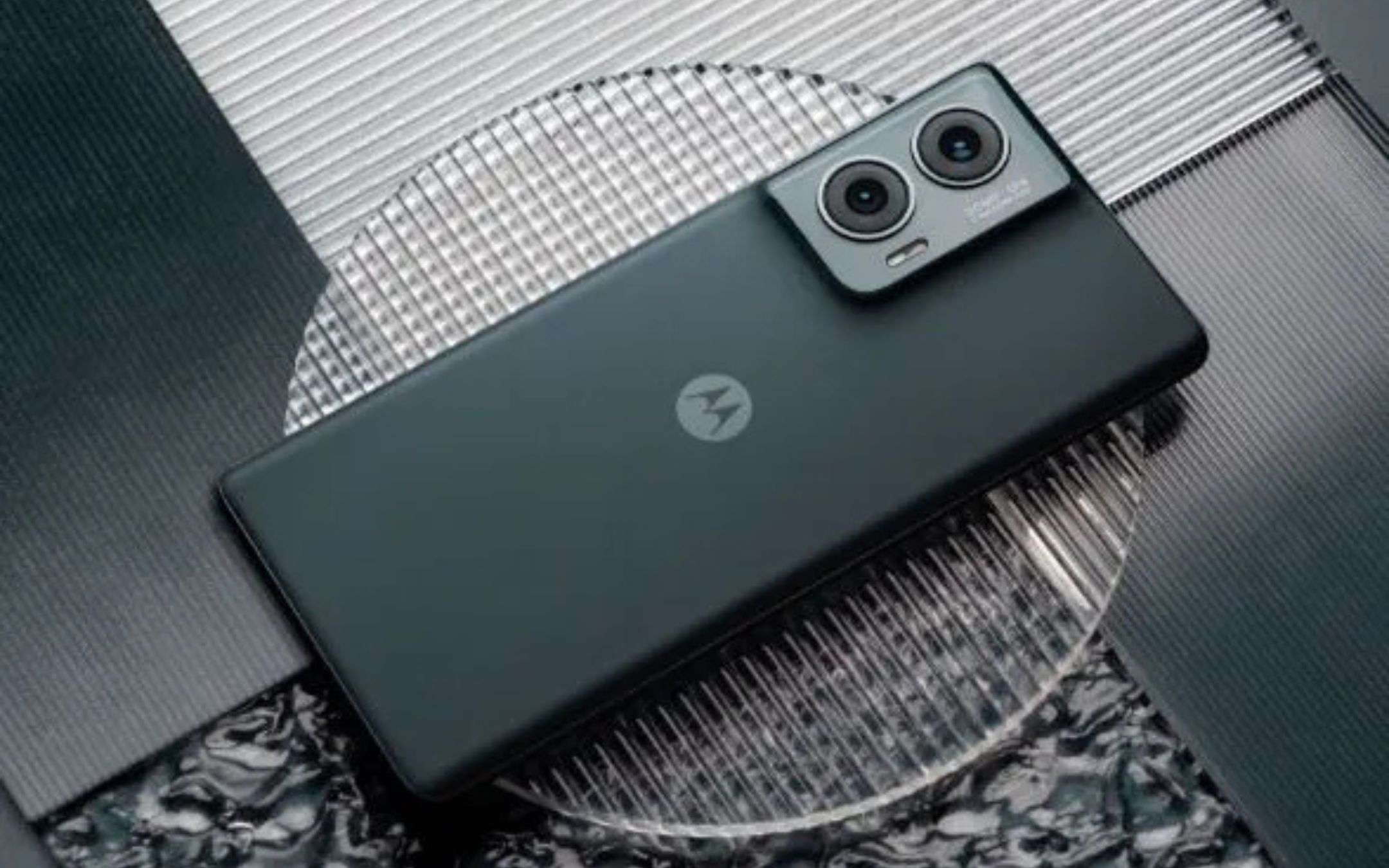 Display pOLED a 144Hz, cam da 50MP e Android 14: Motorola edge 50 ...